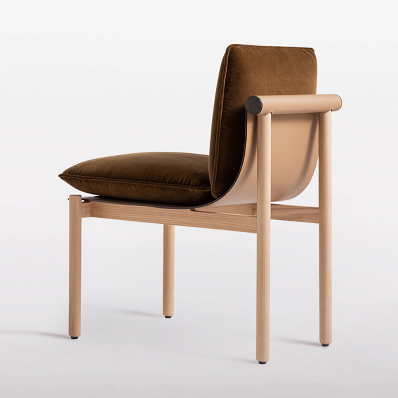 Modern Saddle Leather Dining Chair – Sleek Wooden Legs with Luxe Comfort