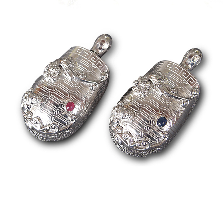 Turtle shaped snuff bottle