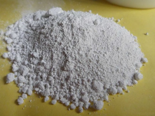 What is the use of stannic oxide?