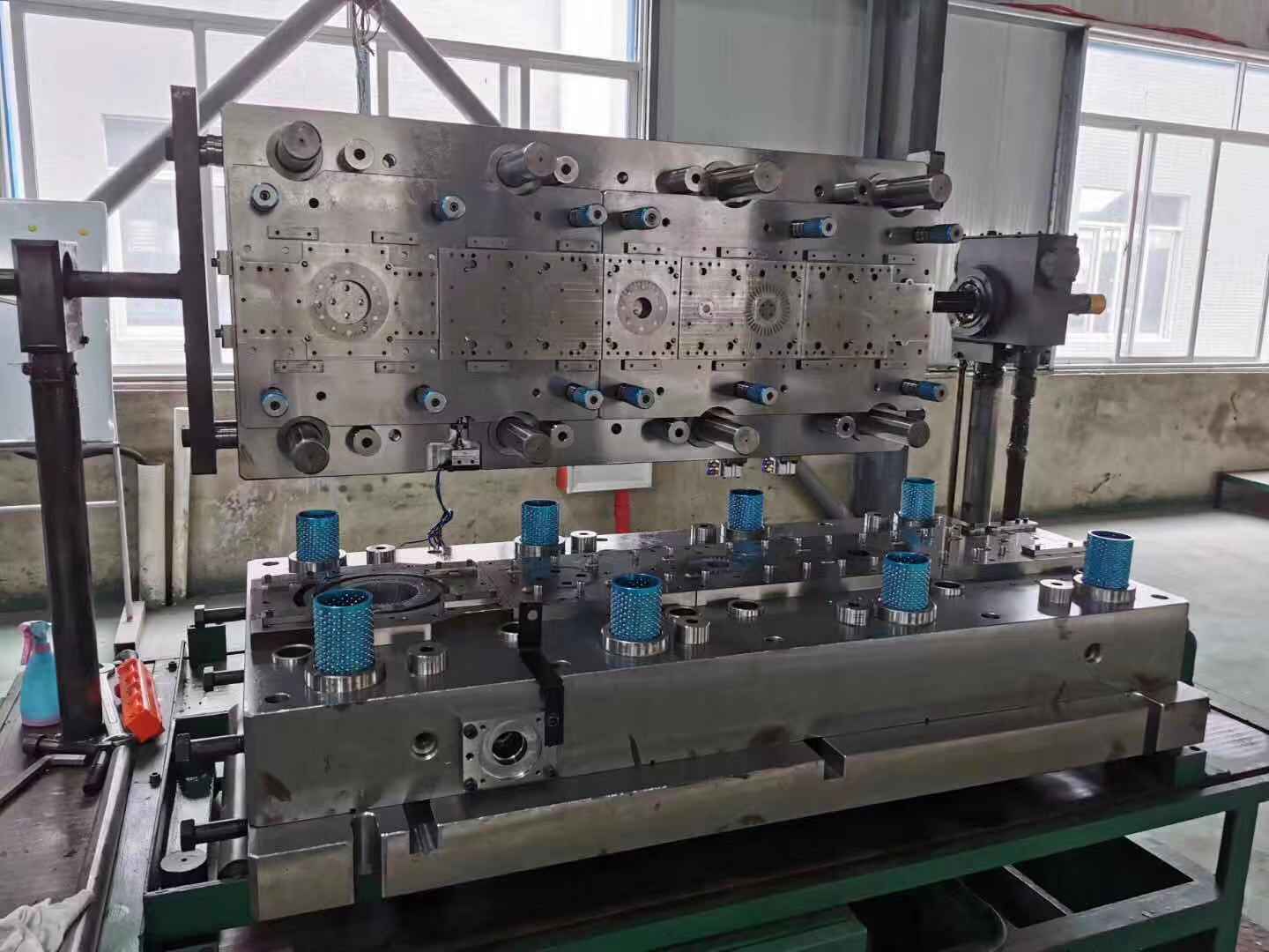 lamination progressive die maker