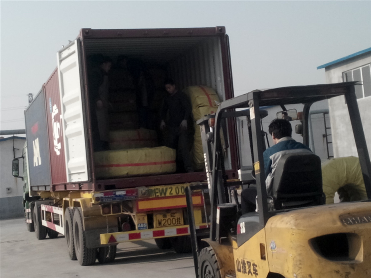 Container loading for port tires customers from Philippines