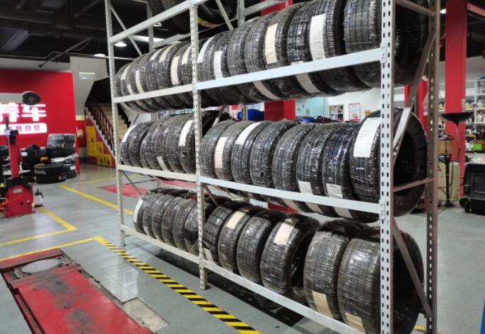 Vertical coil wrapper packing tires by stretch wrap