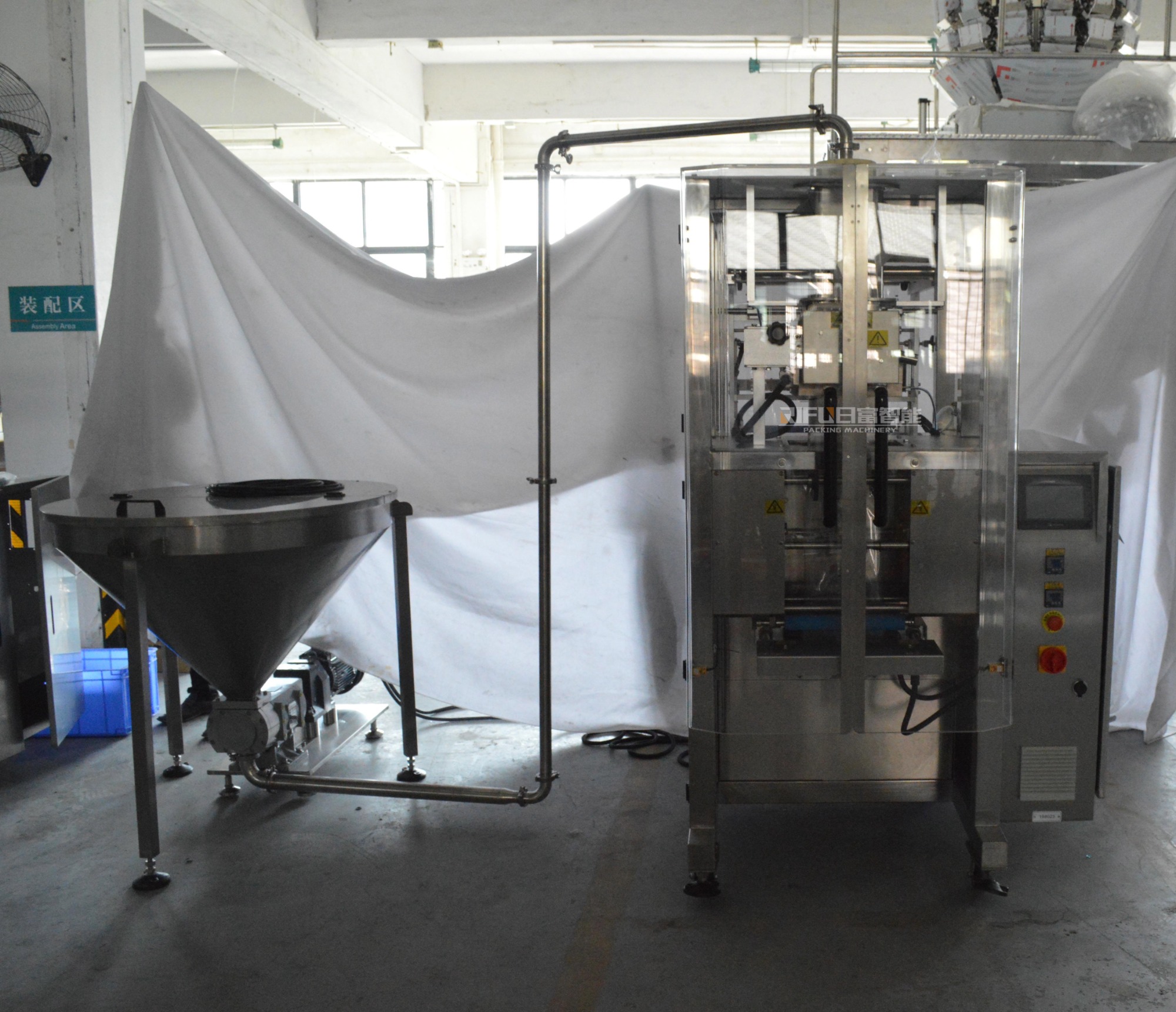 Automatic vertical liquid packing machine with rotary pump
