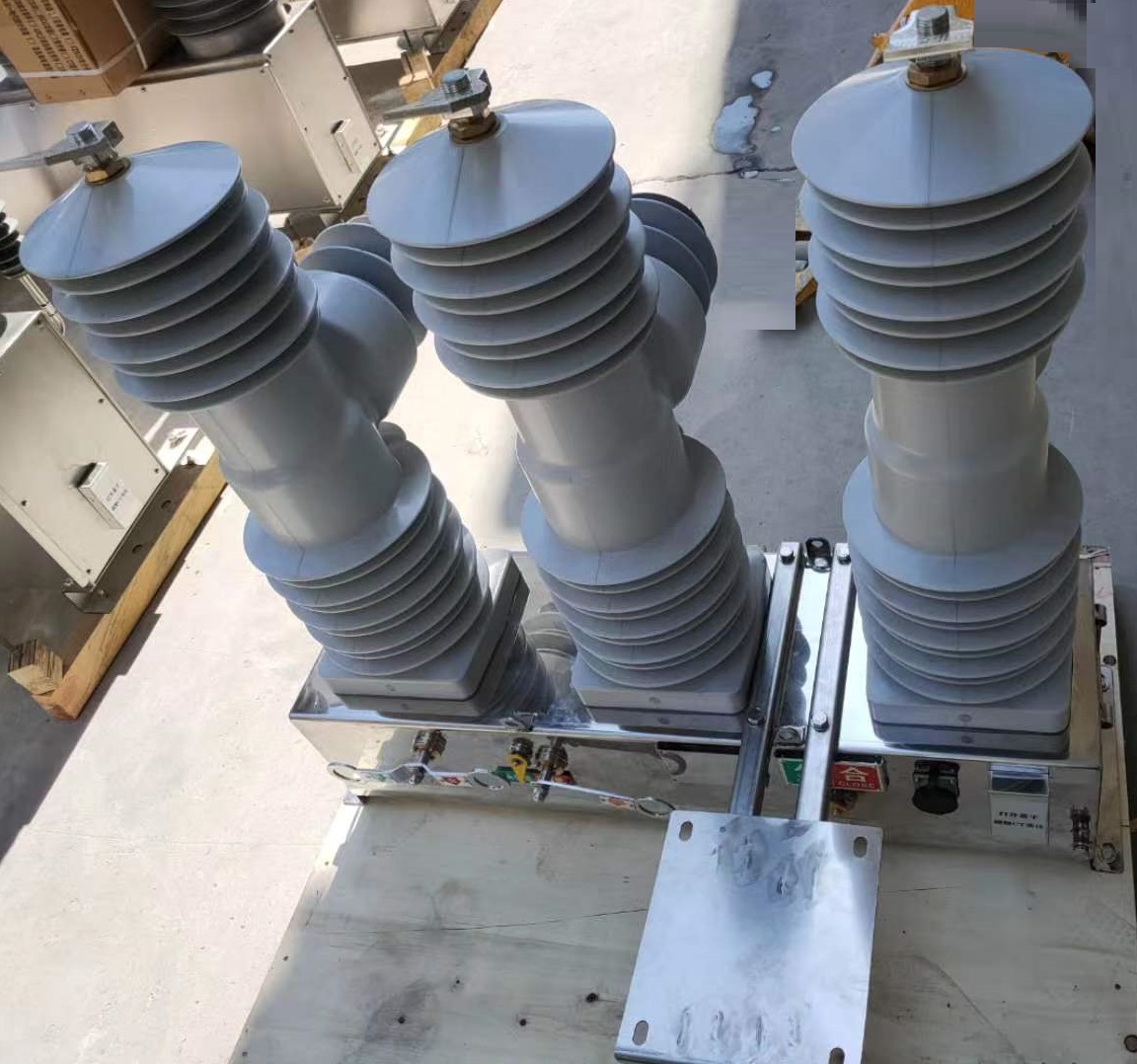 24KV 1600A Auto Circuit Recloser ACR With automatic controller Remote ...