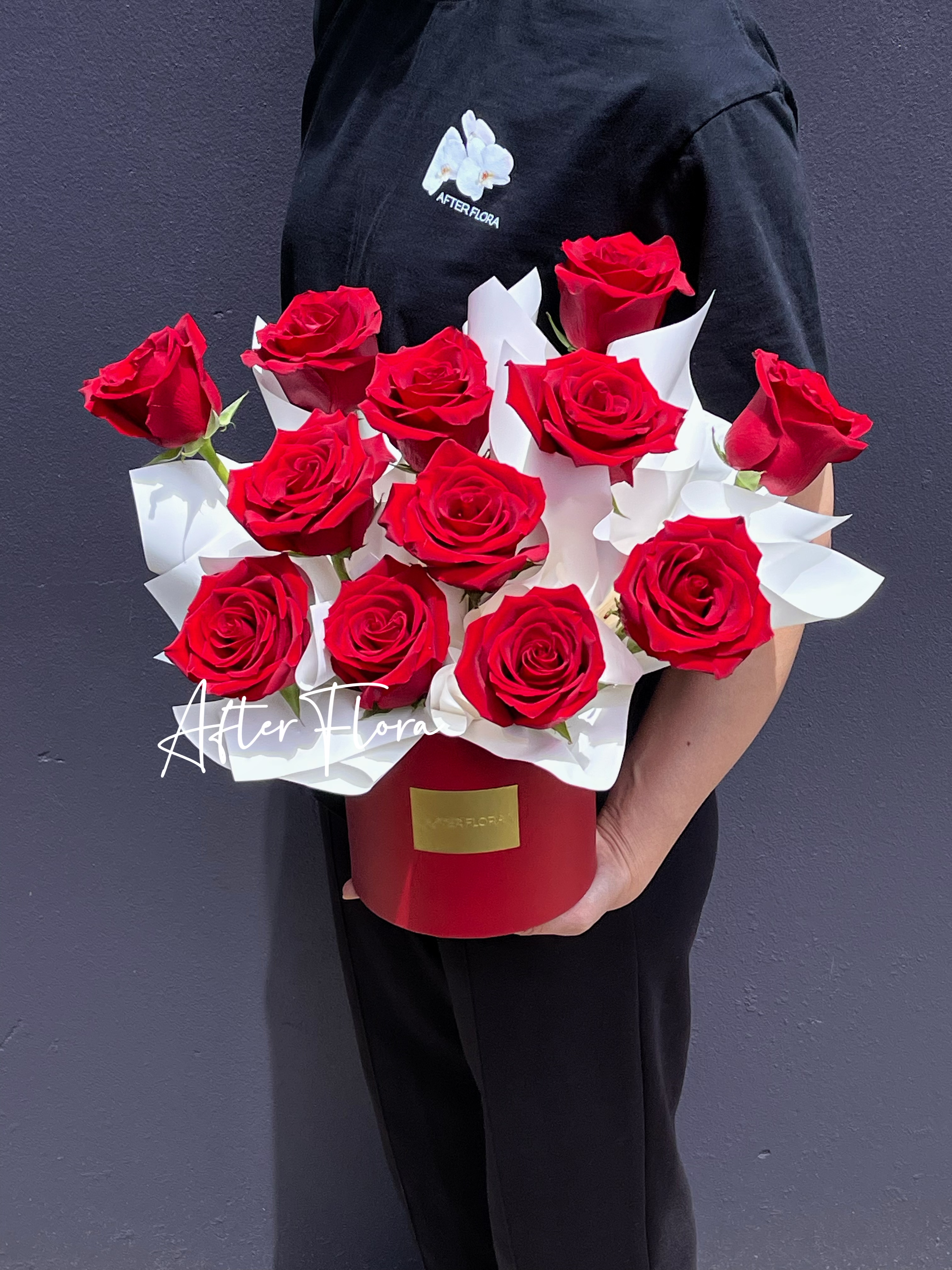 Roses hat box arrangement