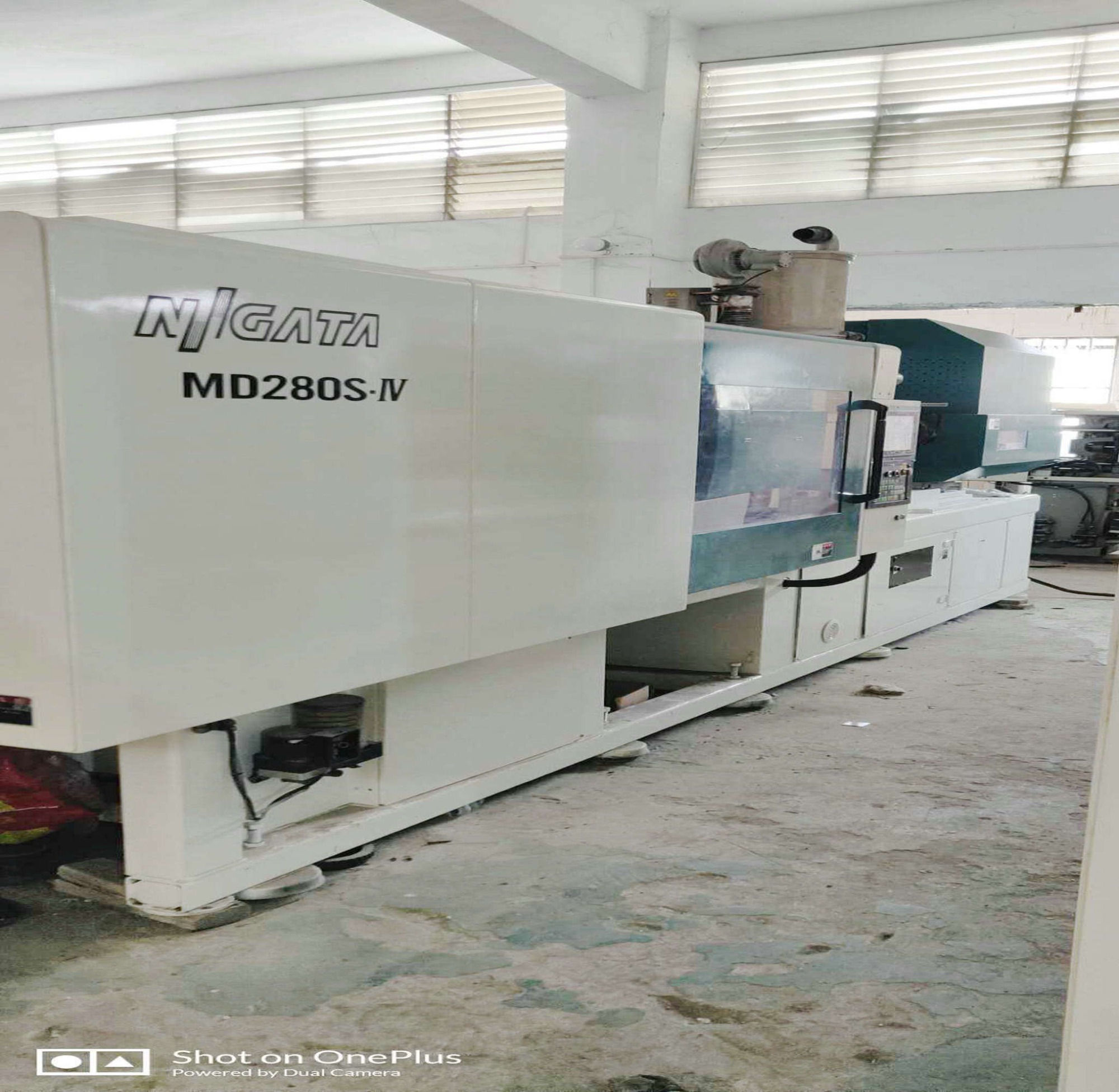 MD280S-IV Niigata injection molding machine