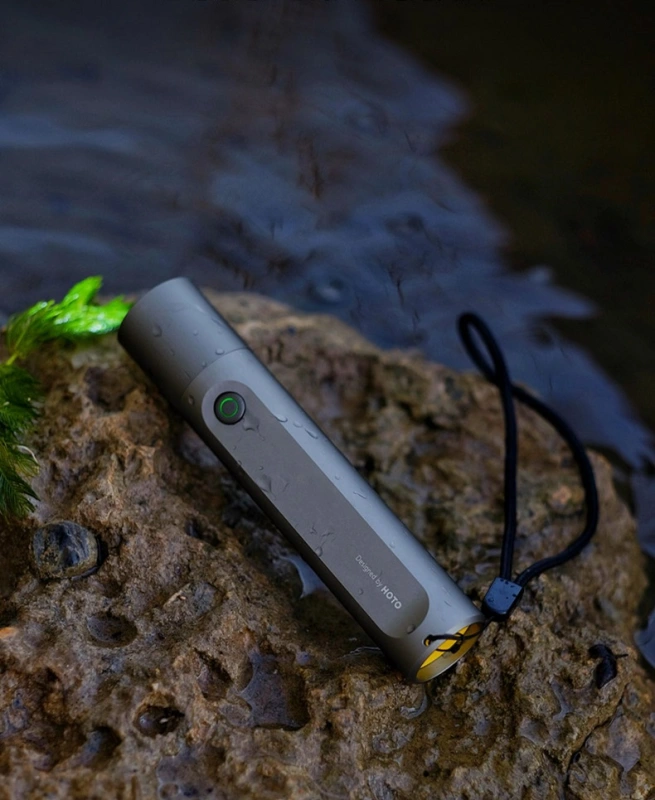 Rechargeable waterproof flashlight