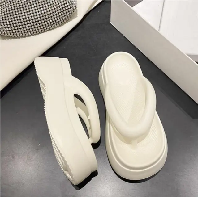 Lightweight Women's Pool Slides