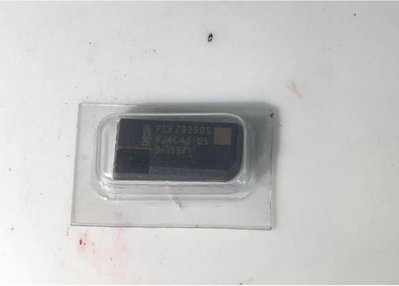 Original NXP PCF7935DS transponder chip