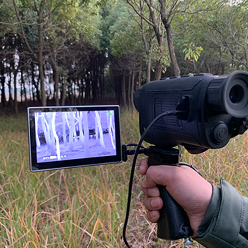 Handheld tripod and external screen