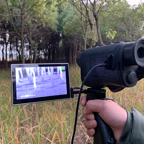 Handheld tripod and external screen