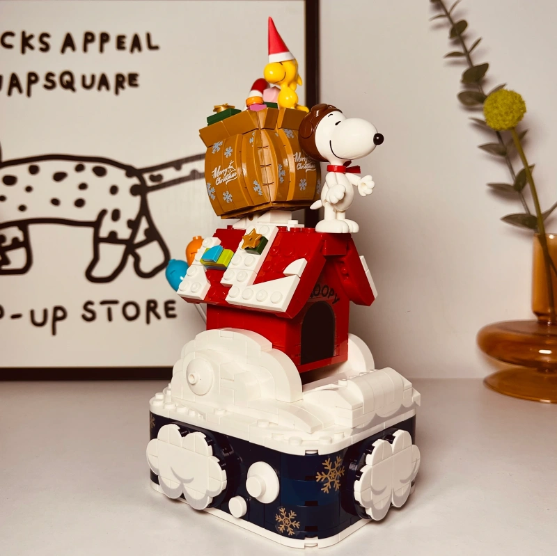 CACO S010 Snoopy Gingerbread House Modular Building