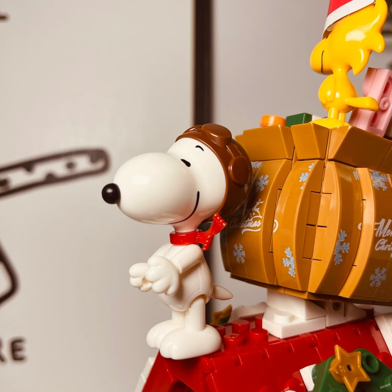 CACO S010 Snoopy Gingerbread House Modular Building