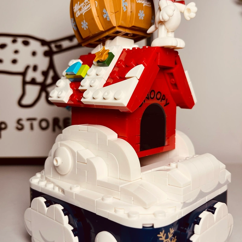 CACO S010 Snoopy Gingerbread House Modular Building