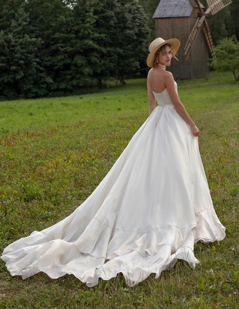 Vintage Sweetheart Long Train Bridal Dress