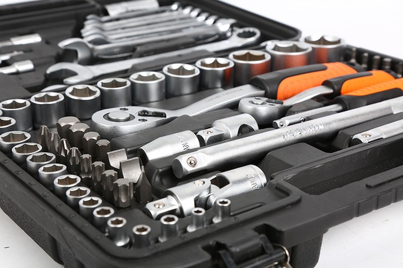 Winmax/82pcs 1/4" & 1/2" Dr. Socket Set