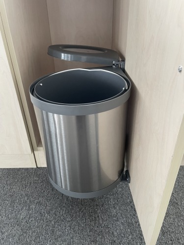 JC630 / JC635,Side mounted waste bin