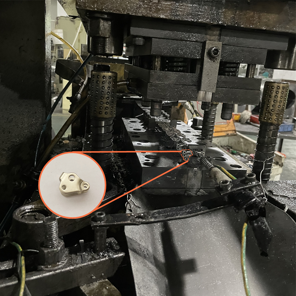 Cabinet Hinge Triangle Part Automatic Stamping Die
