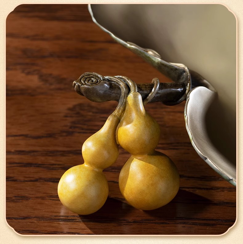 Nut Plate with calabash decoration