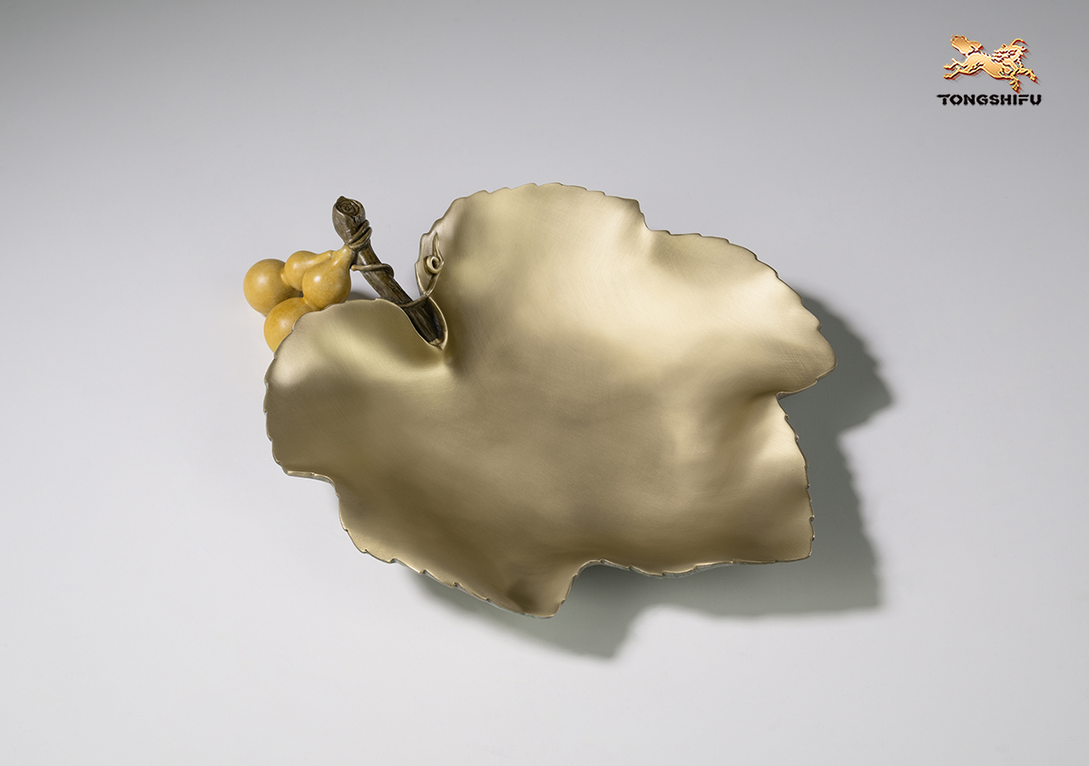 Nut Plate with calabash decoration