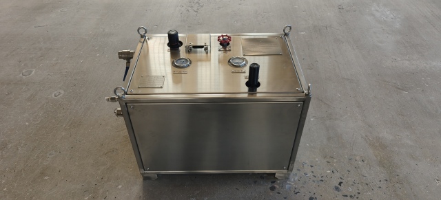 Pneumatic high pressure washer