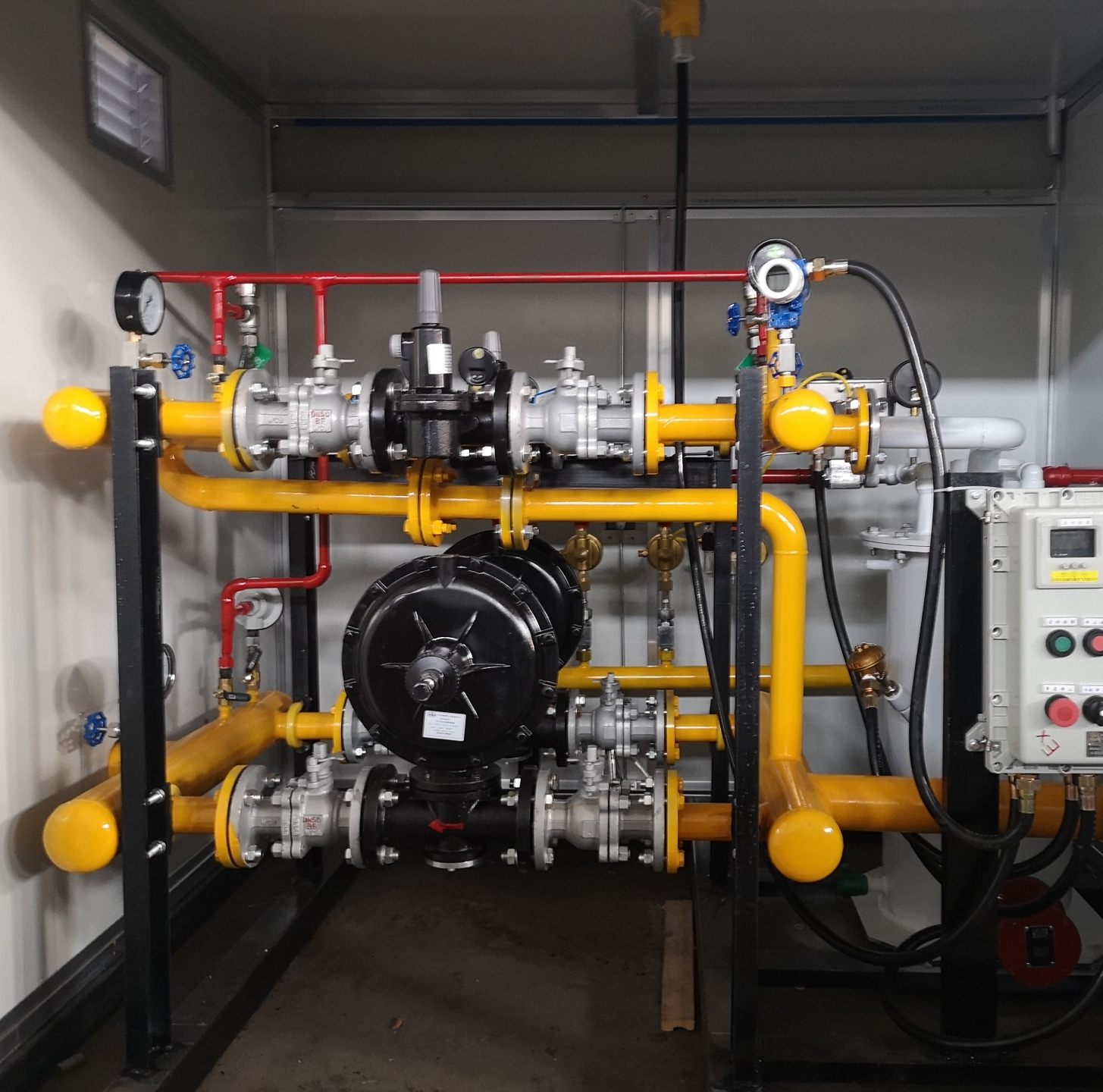 High pressure gas regulating and measuring cabinet