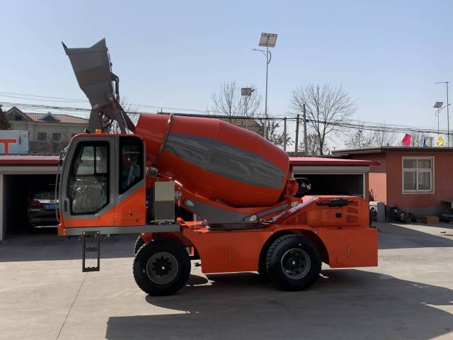 4 Cubic Meters Self-loading Concrete Mixer truck integral type