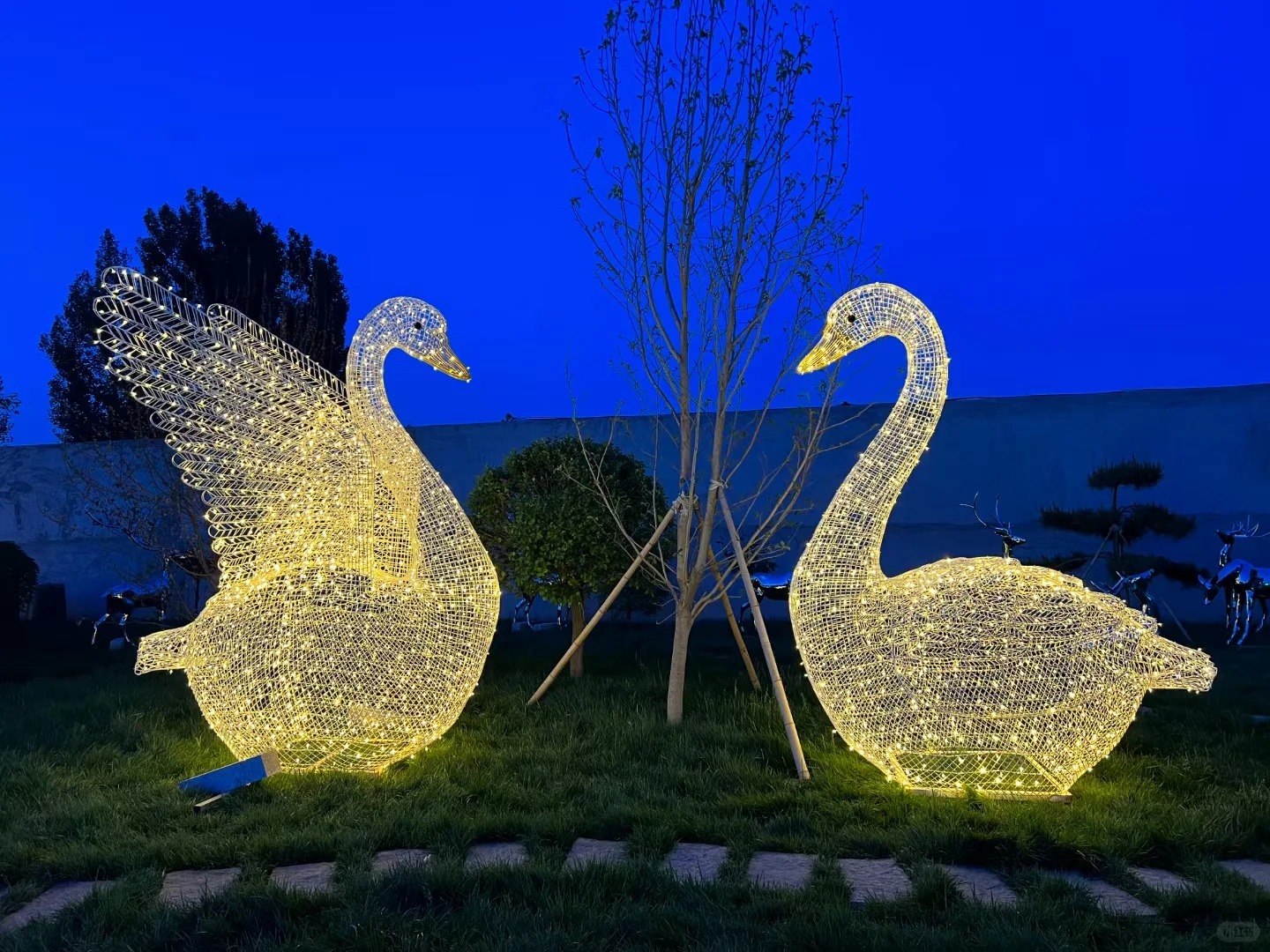 Metal Wire Swan Sculpture With LED Light