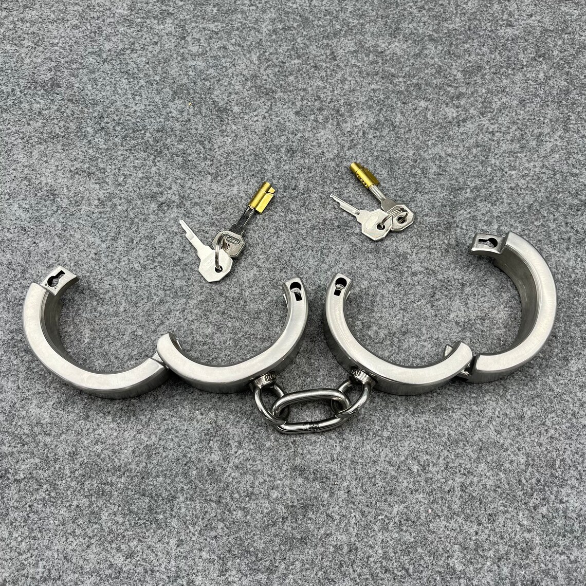 Locked By Lock Cylinder Steel Bondage Restraints Cuffs Size Customizable