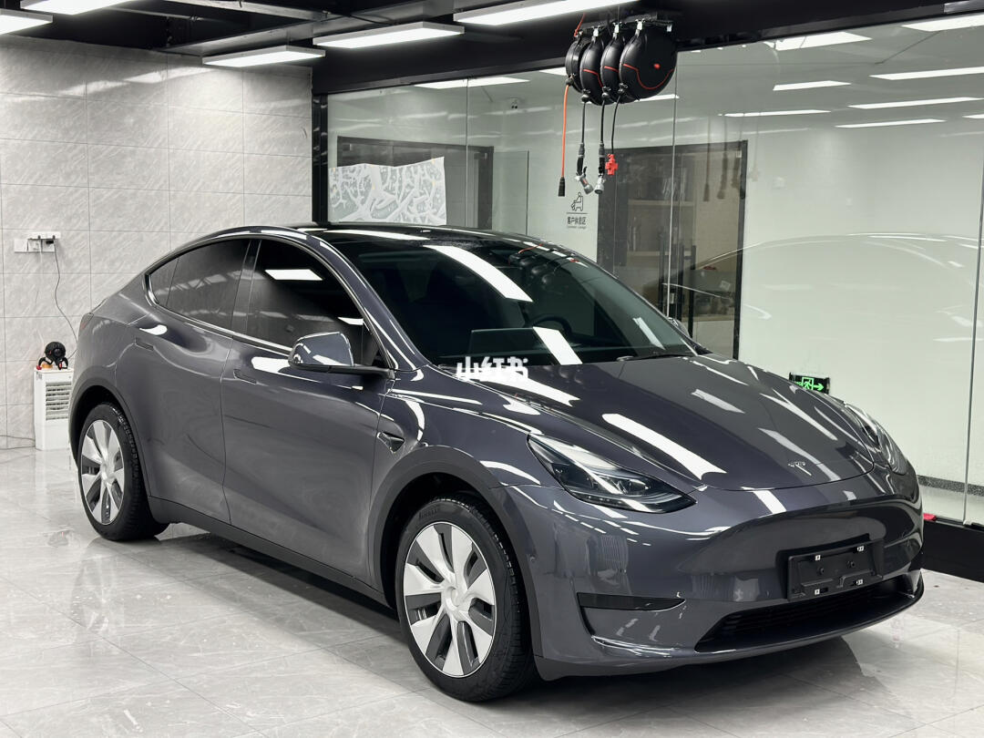 Introducing the Elegance of Quantum Grey Vinyl Wrap