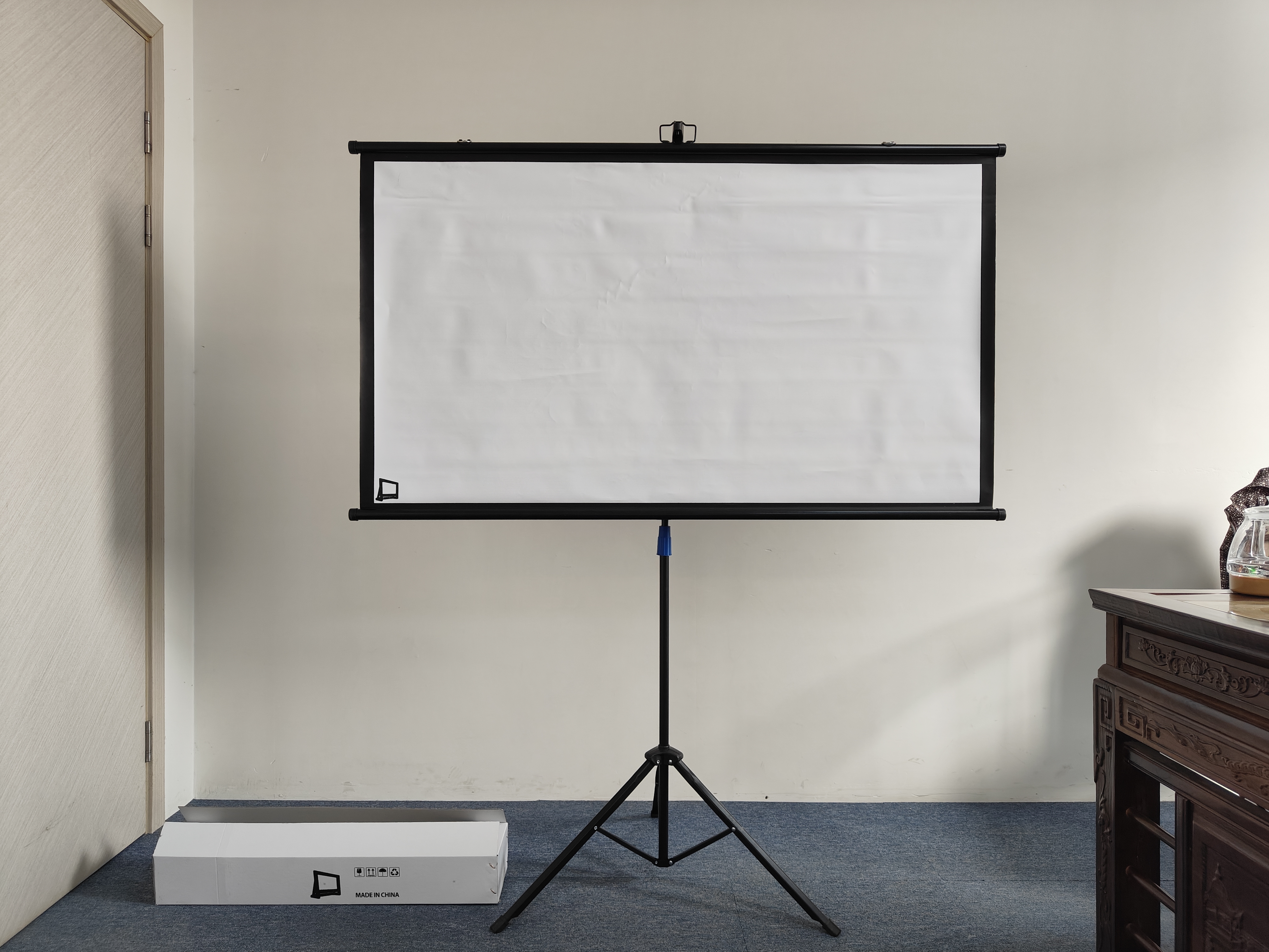 Outdoor Projector Screen with Stand - 120 inch Portable Projector ...