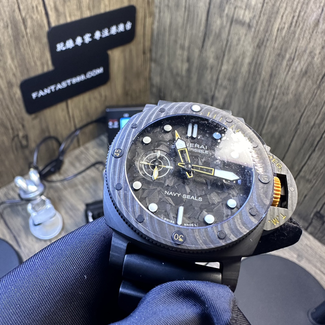 "沛納海PAM1324與PAM1323評測：探索VS廠最新碳纖維與陶瓷材質傑作"