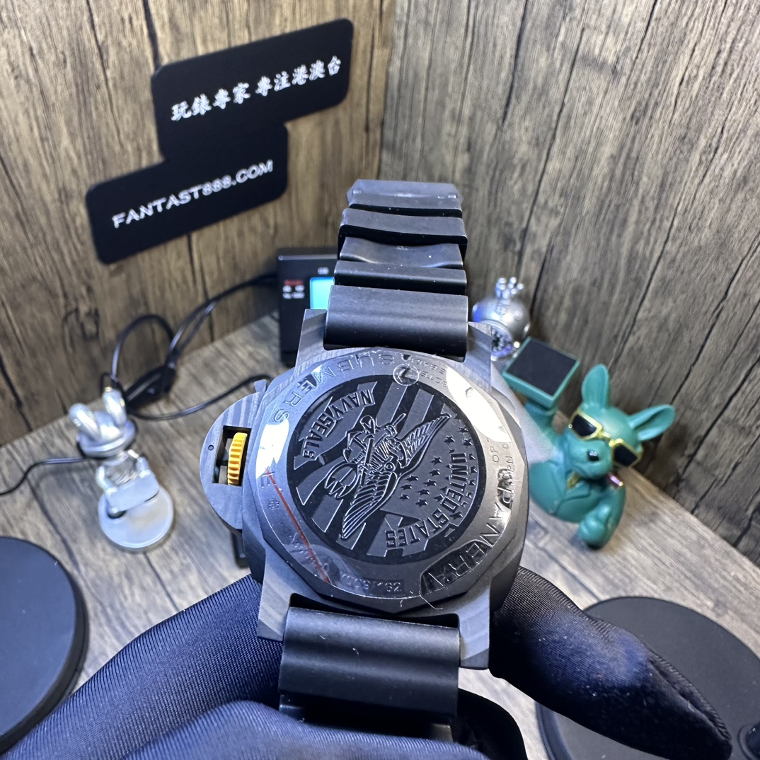 "沛納海PAM1324與PAM1323評測：探索VS廠最新碳纖維與陶瓷材質傑作"