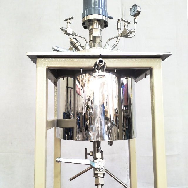 Automatic lab reactor for polycondensation
