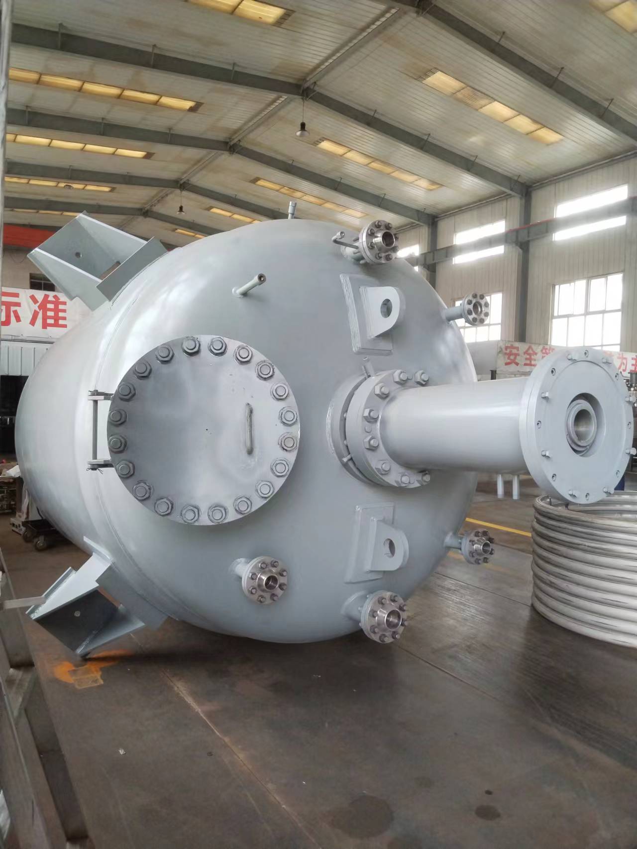 Mining and metallurgy reactor, for alumina and boehmite producing.