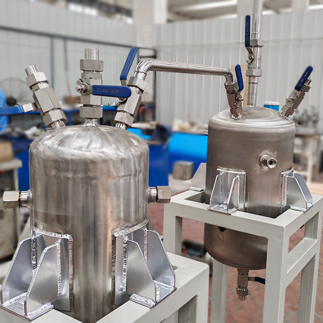 Vacuum distillation reactor for drugs producing