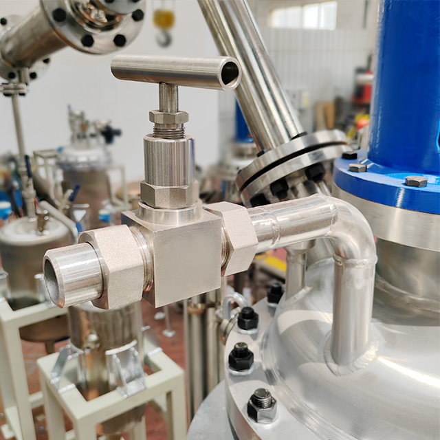 Vacuum distillation reactor for drugs producing