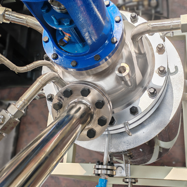 Vacuum distillation reactor for drugs producing