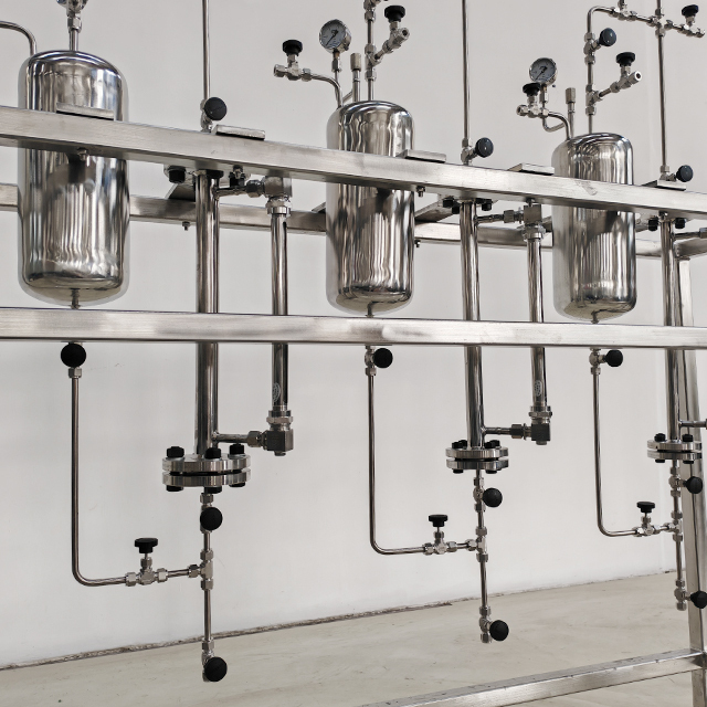 Small scale measuring tanks system with level meters