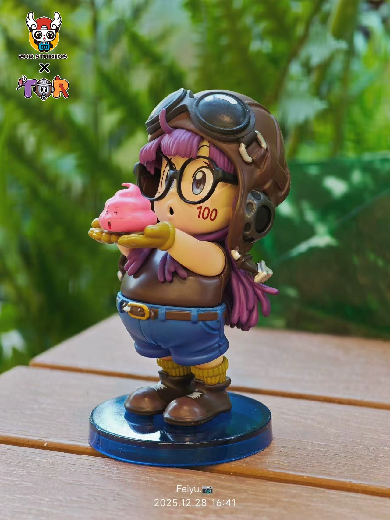 Zor Studio - Arale Holding Poop - Dr Slump Resin Statue