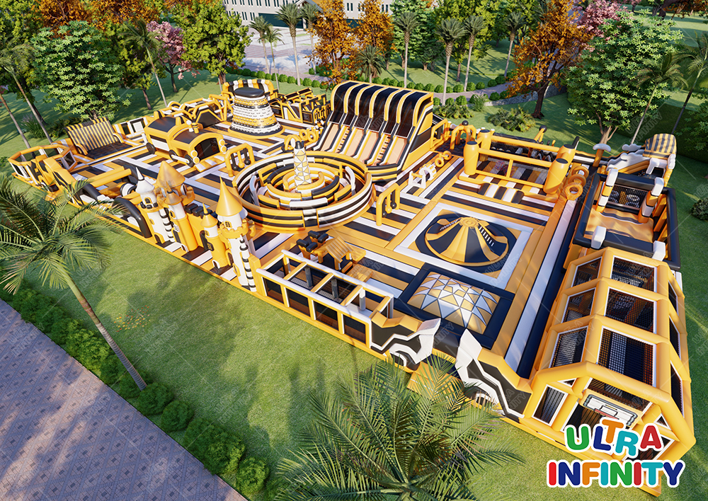 Parque infantil al aire libre, trampolín grande inflable, arena ...