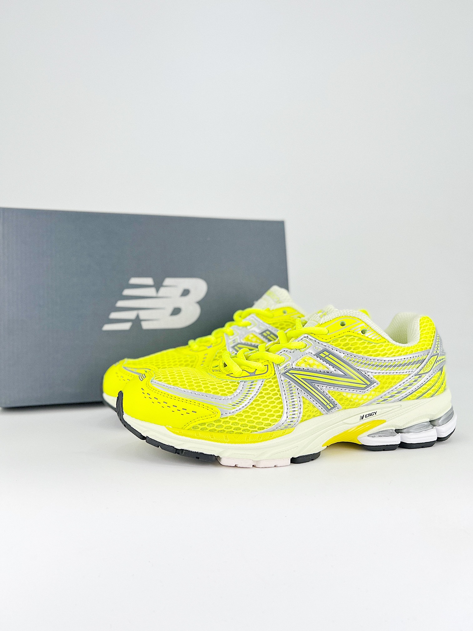 36-45 The New Balance ML860 is New Balance's famous vintage running ...