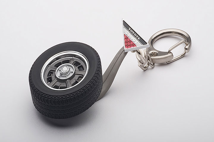 41566 TOYOTA 2000 GT WHEEL KEYCHAIN