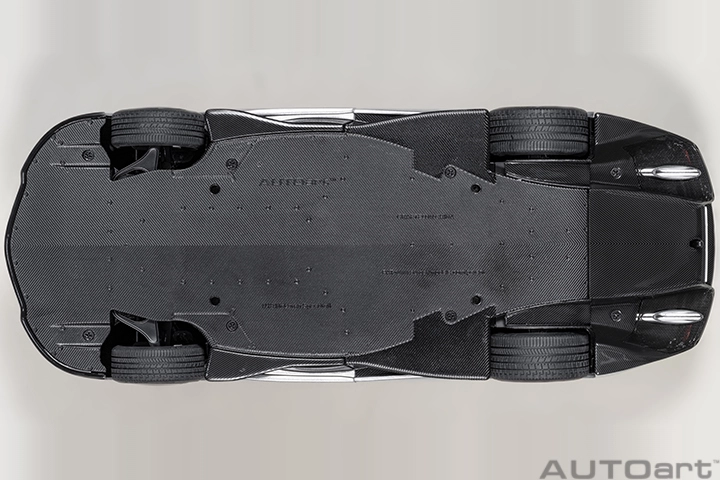 76090 1/18 McLAREN SPEEDTAIL (SUPERNOVA SILVER)