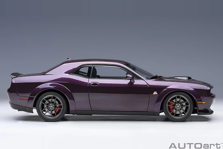 71771 1/18 DODGE CHALLENGER R/T SCAT PACK WIDEBODY 2022 (HELLRAISIN)