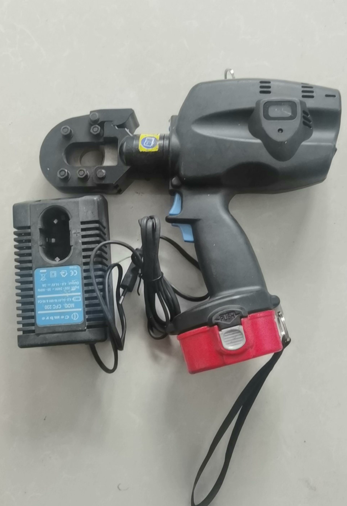 Cembre B-TC250 BATTERY-POWERED HYDRAULIC WIRE ROPE CUTTER SET