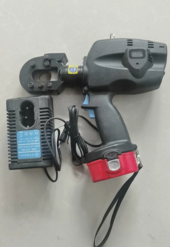Cembre B-TC250 BATTERY-POWERED HYDRAULIC WIRE ROPE CUTTER SET