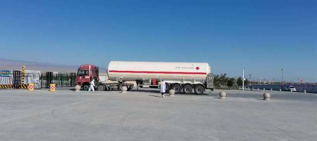 LNG transport semi-trailer