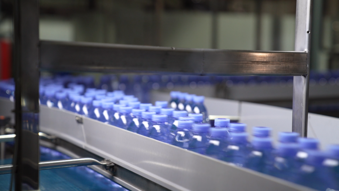 The Krones filling line with conveyor system assist Chinese third ...