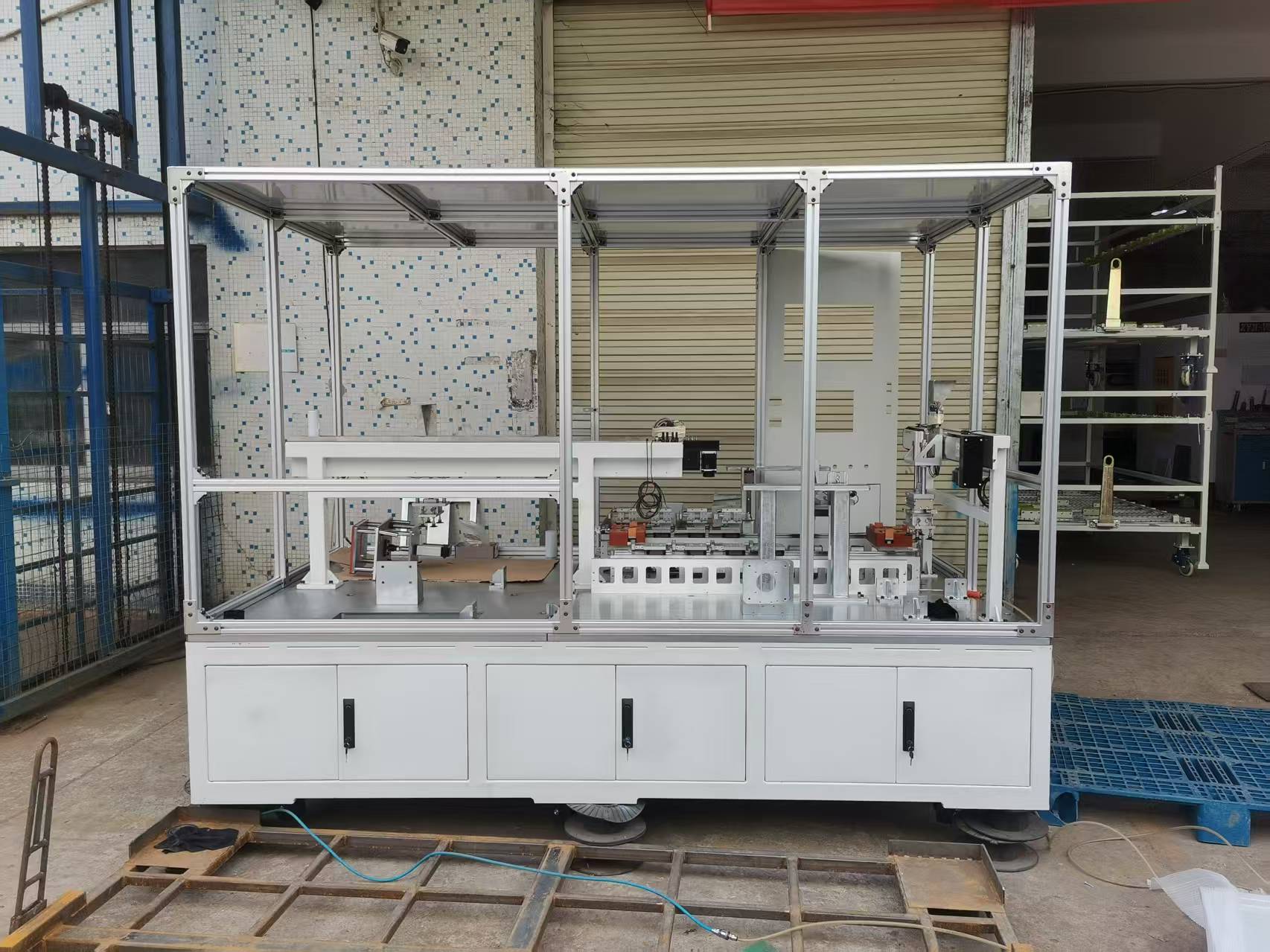 Automatic film wrapping machine